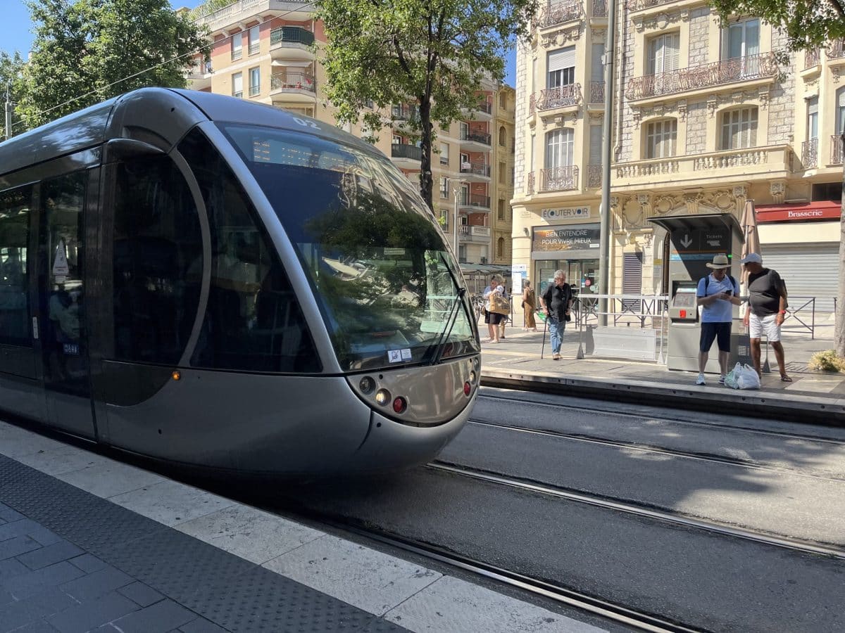 The new extended carriages of tram line 1 will arrive at the start of ...